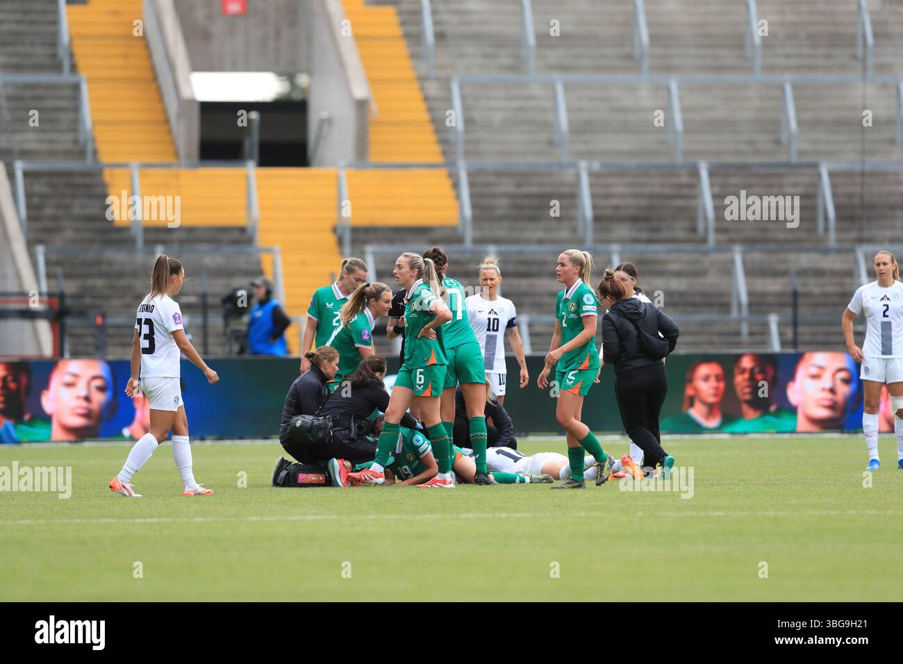 Cork, Ireland. 03rd June, 2025. Pairc Ui Chaoimh Two players collide ...