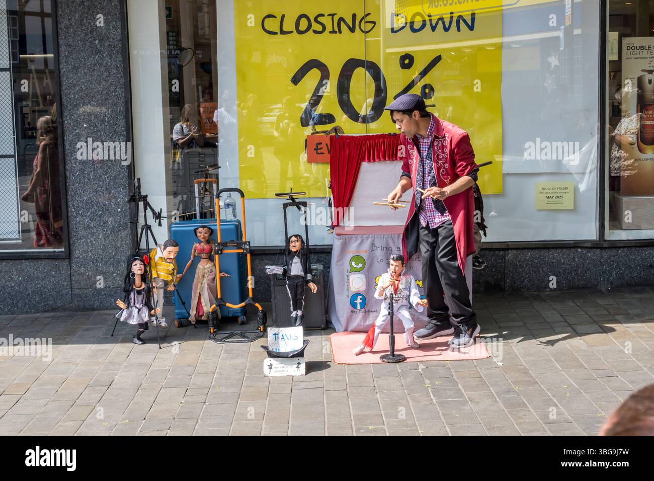 Ray Mundo puppeteer working puppet of Elvis Presley, High Street ...