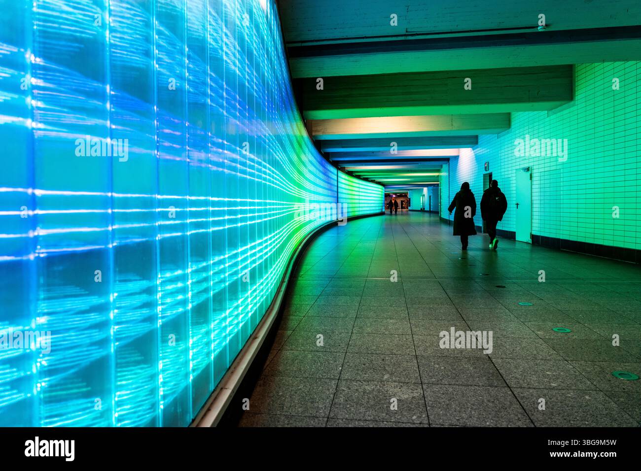 Passage under Essen's main railway station, connects entrances to the ...