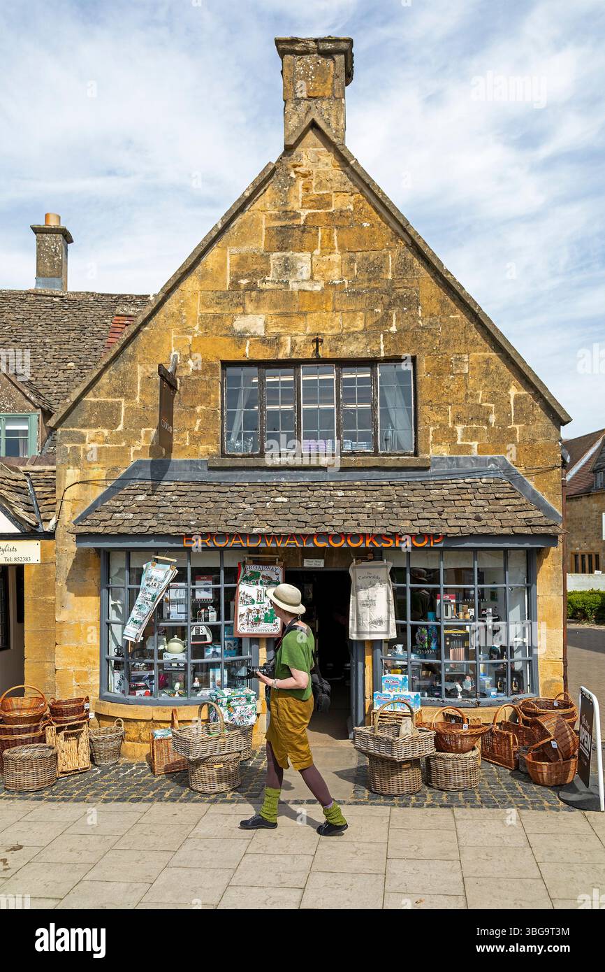 Honey coloured house, cottage, shop, High Street, Broadway ...