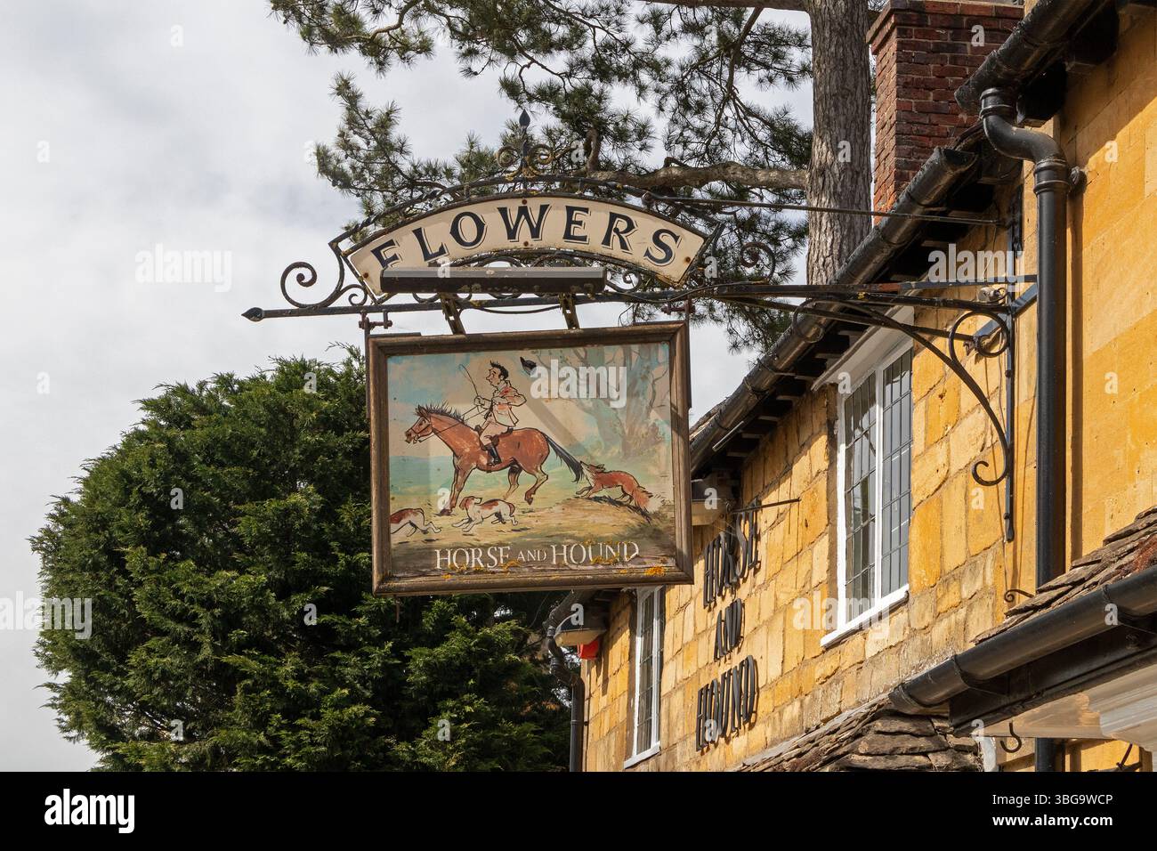 Honey coloured house, cottage, pub sign, Horse and Hound pub, High ...