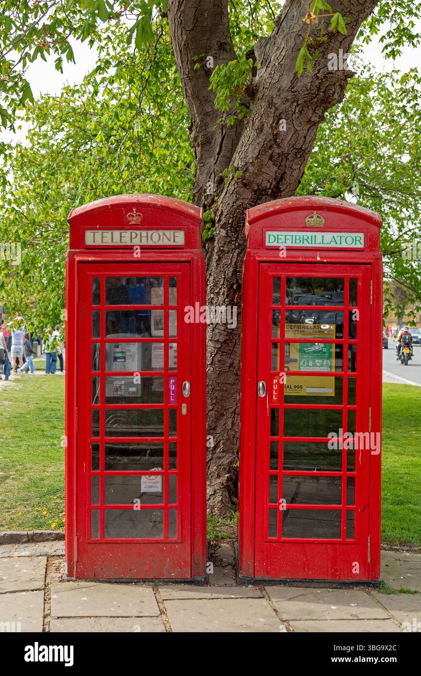 Red telephone booth, defibrillator, Broadway, Worcestershire, The ...