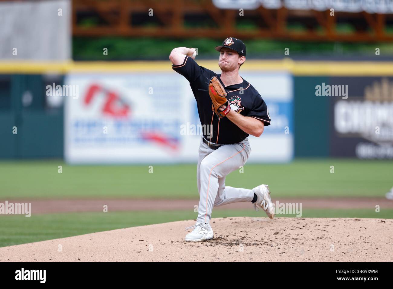 Columbus Clingstones starting pitcher Blake Burkhalter (40) in action ...