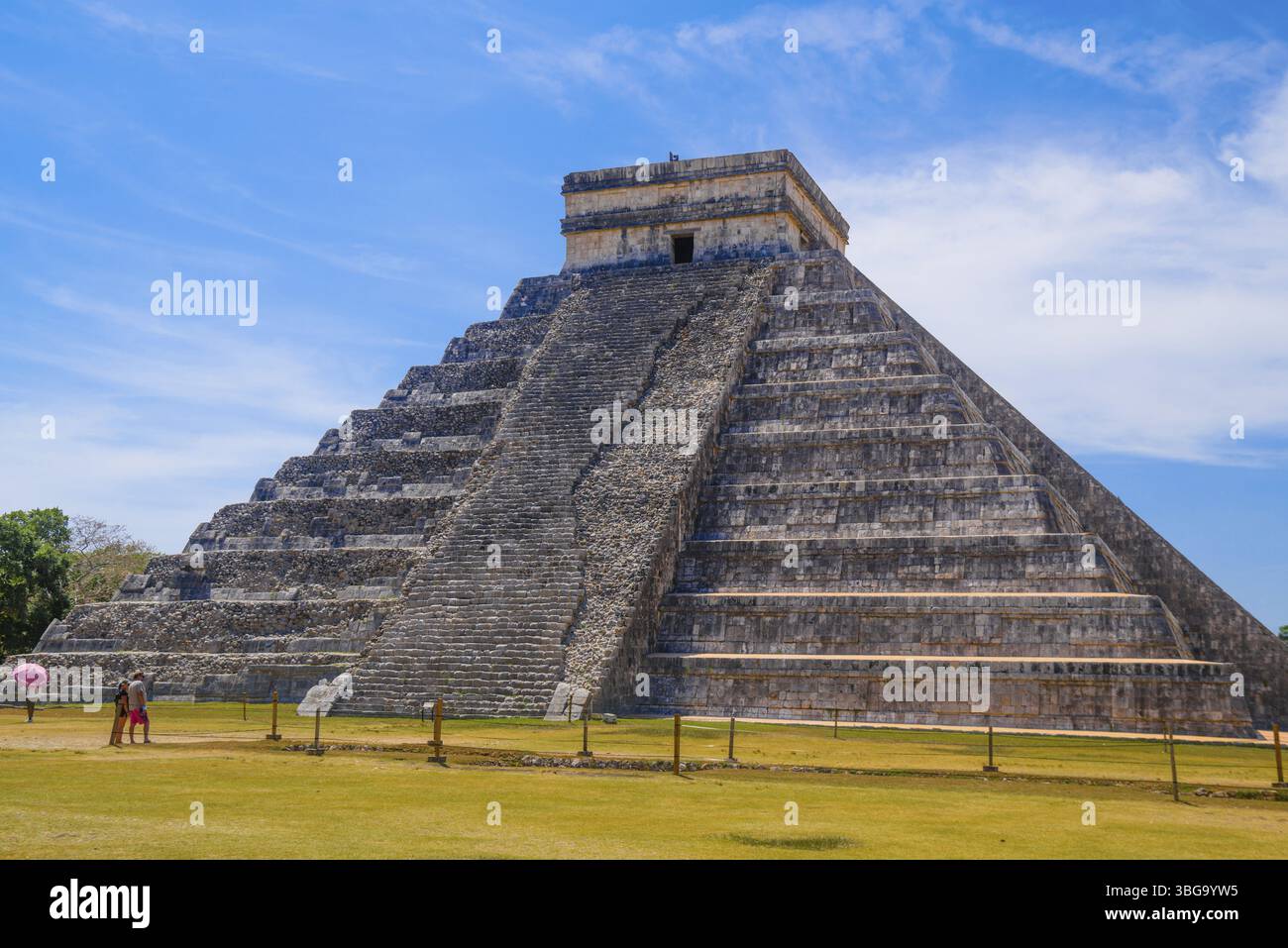 Temple pyramid of Kukulcan El Castillo, Chichen Itza, Yucatan, Mexico, Mayan civilisation ...