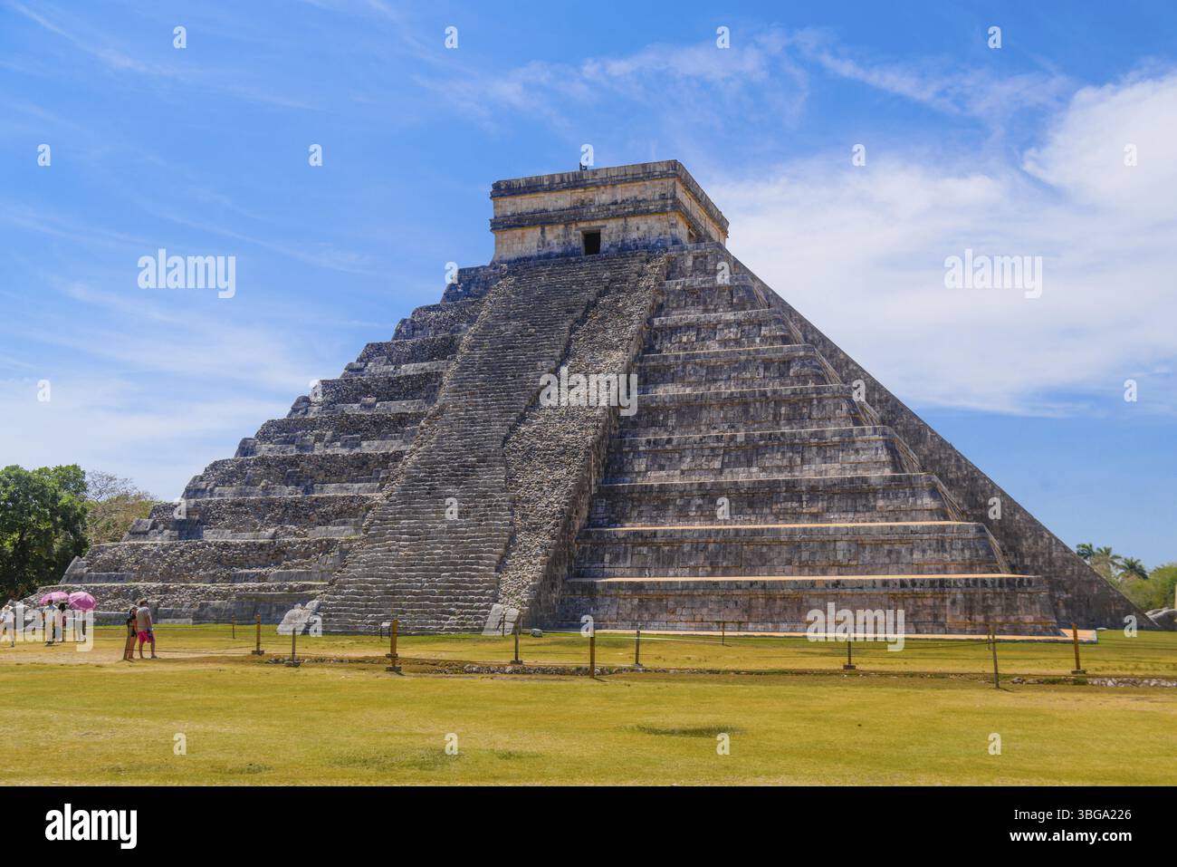 Temple pyramid of Kukulcan El Castillo, Chichen Itza, Yucatan, Mexico, Mayan civilisation ...
