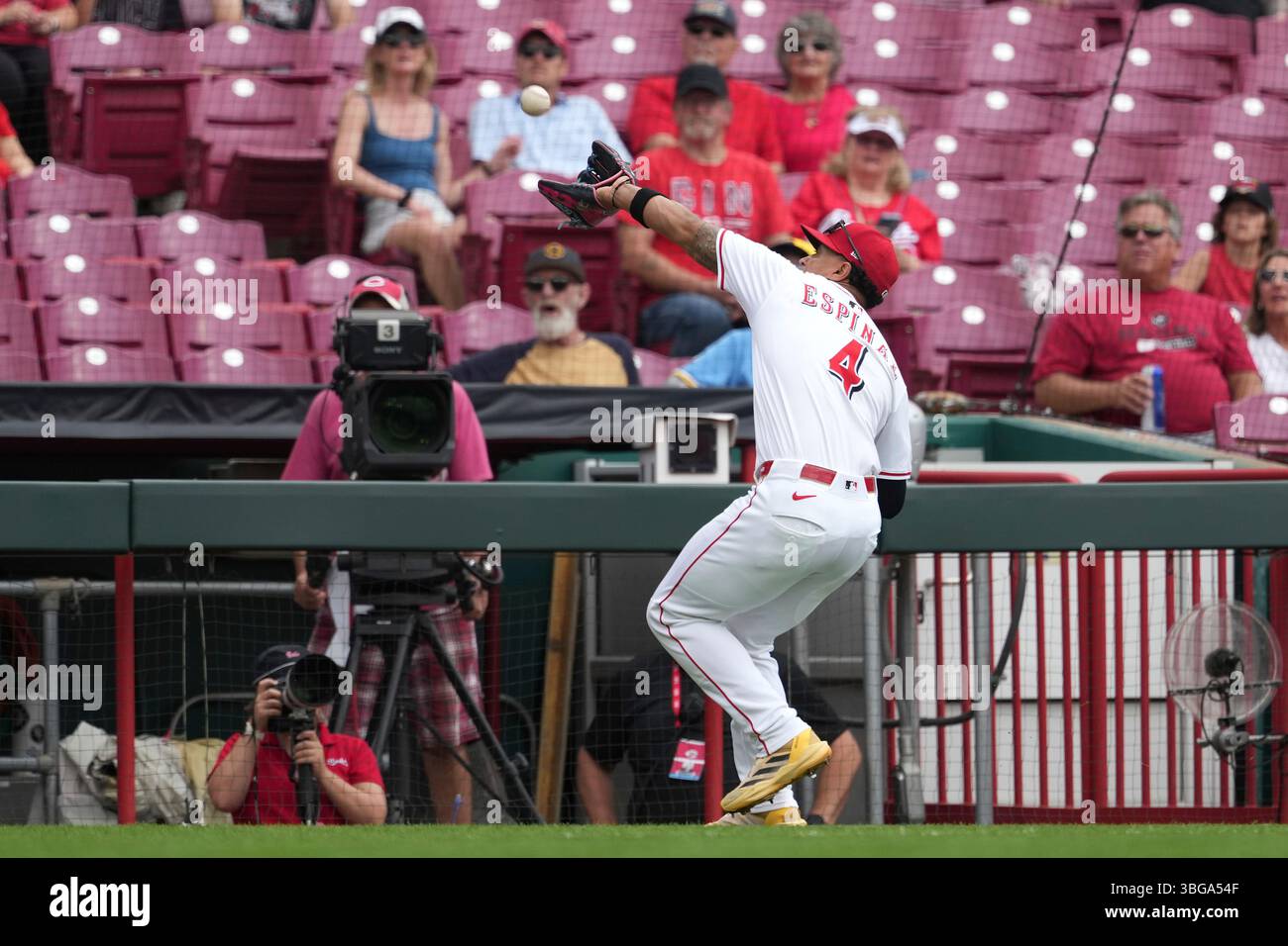 Cincinnati Reds' Santiago Espinal catches a foul ball for an out by ...