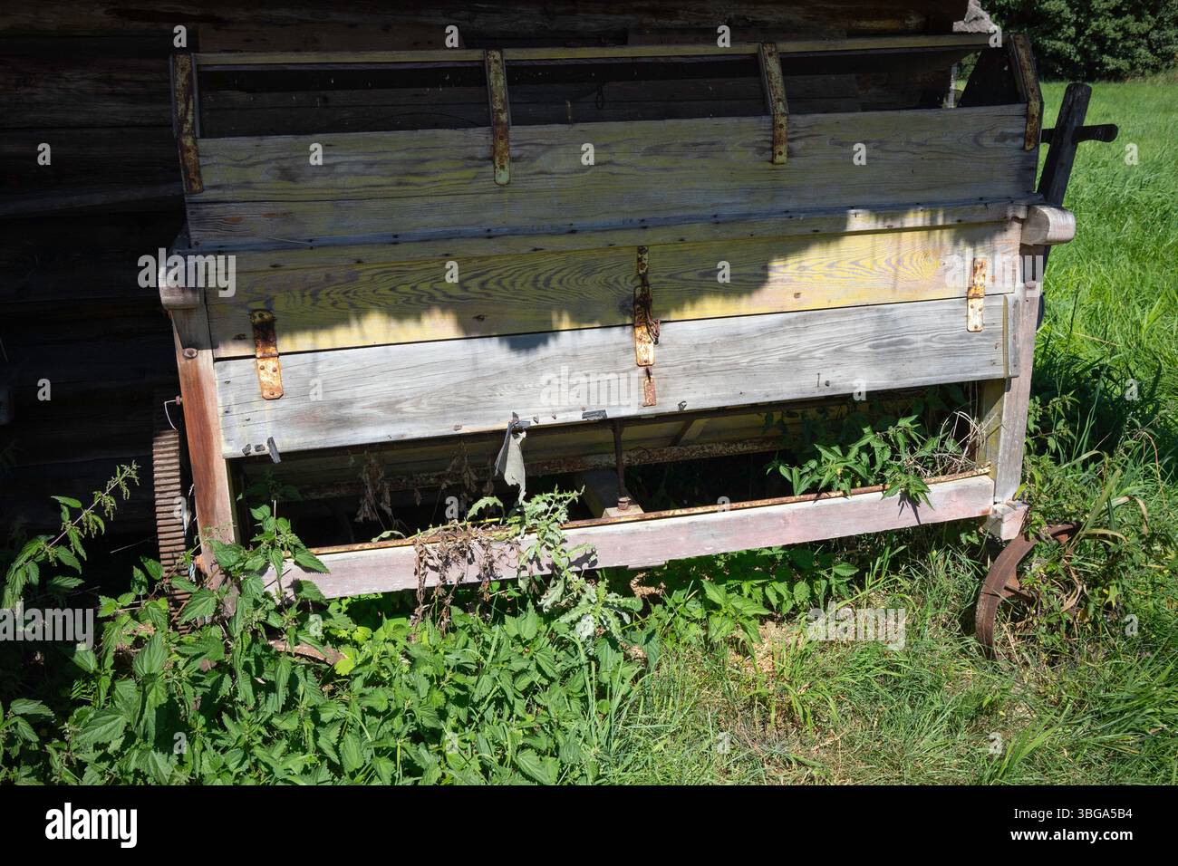 Wooden bench rusty chain hi-res stock photography and images - Alamy