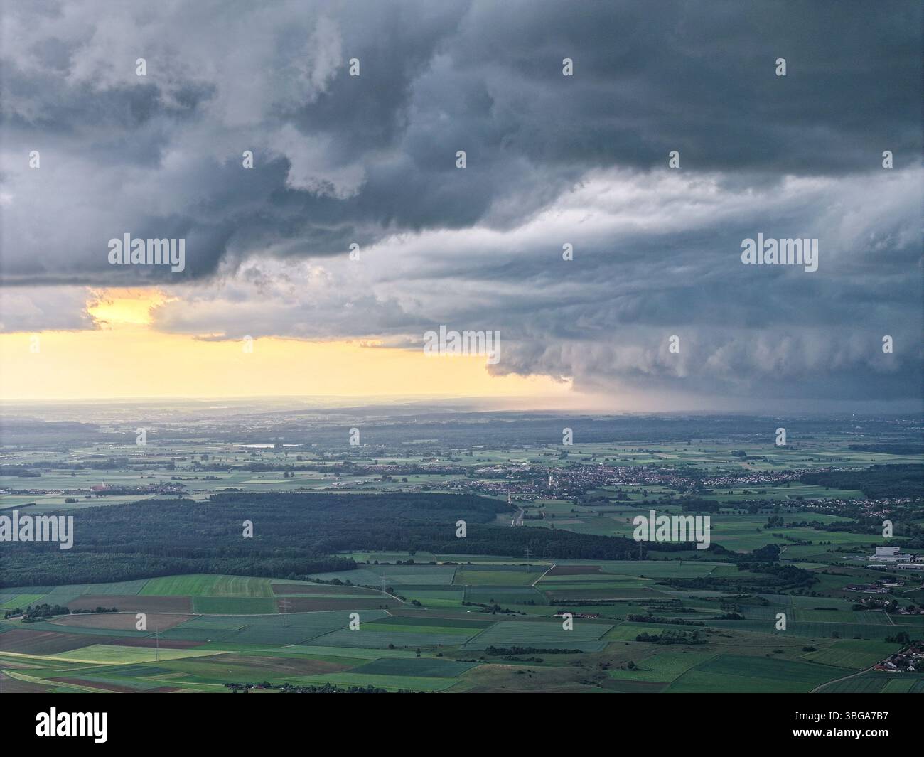 03 June 2025, Baden-Württemberg, Giengen an der Brenz: A thunderstorm ...