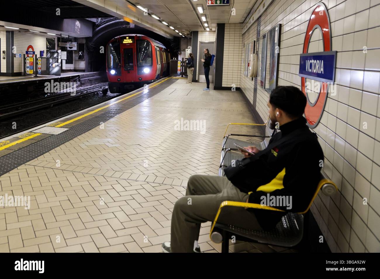 A view of the Victoria Underground Station platform Stock Photo - Alamy