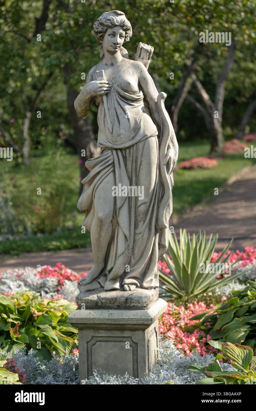 Statue in the park Stock Photo - Alamy