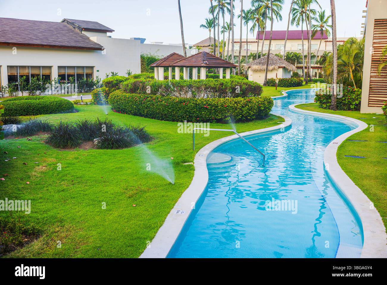 Curved swimming pool hi-res stock photography and images - Alamy