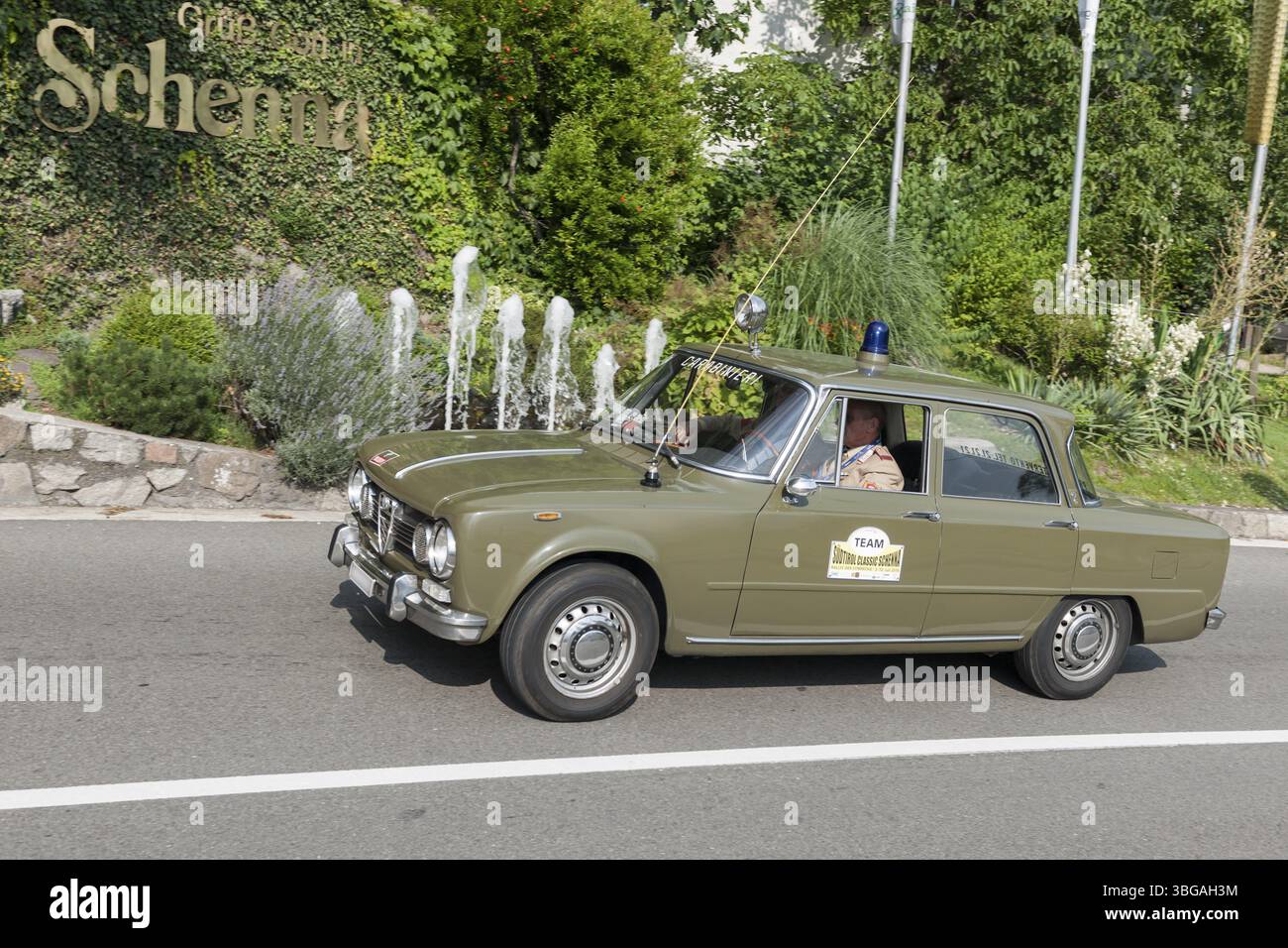 Side view of the Alfa Romeo Giulia Super Esercito as support vehicle ...