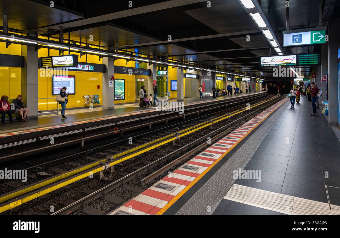Platform and tracks with waiting commuting passengers at the De ...