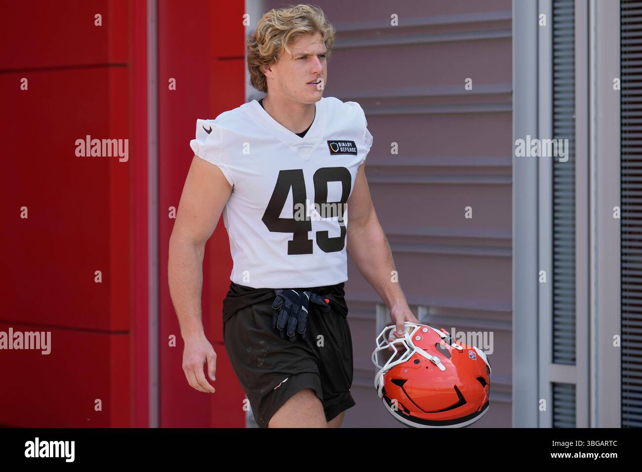 Cleveland Browns linebacker Carson Schwesinger walks out for an NFL ...