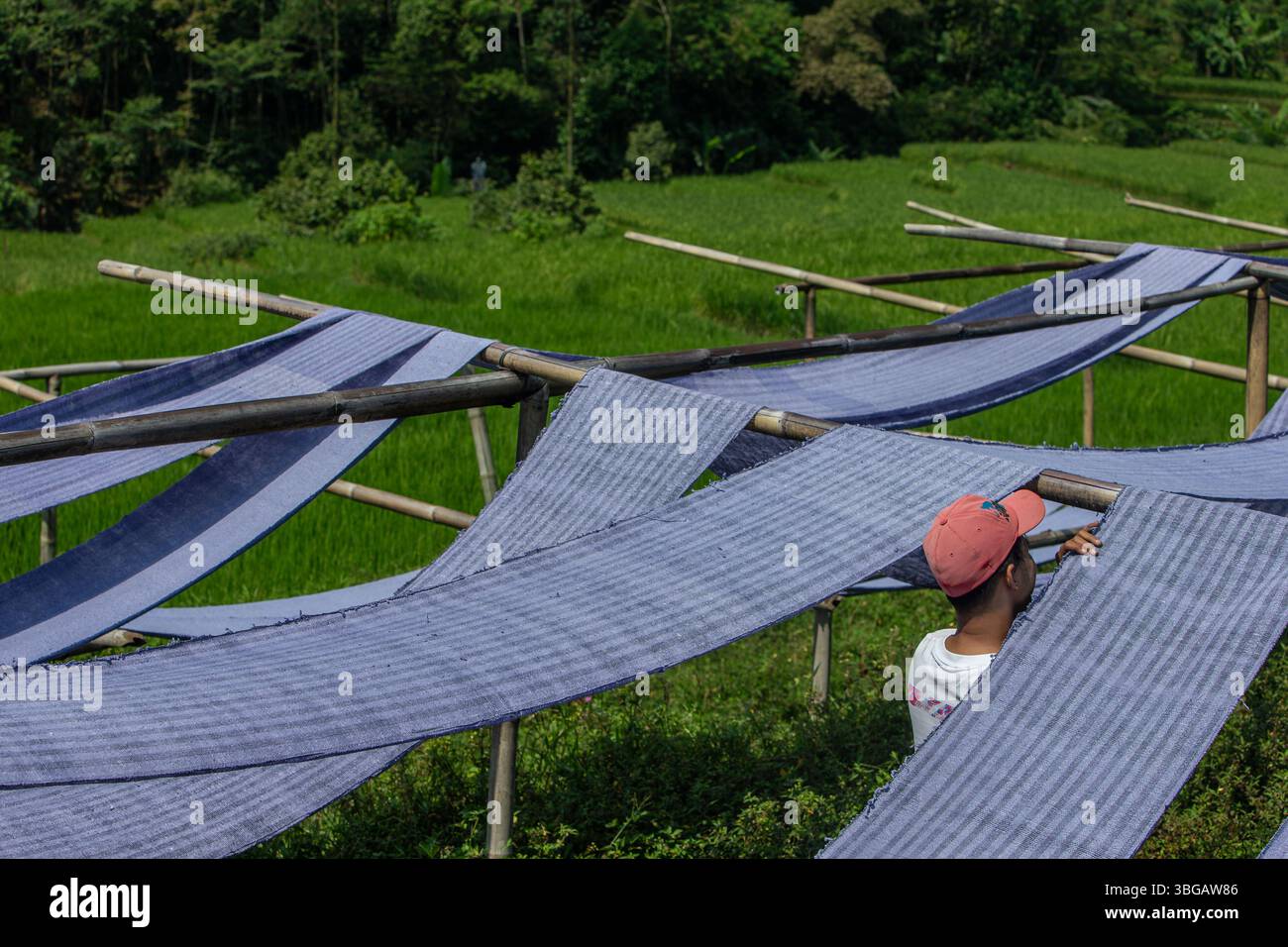 Craftsmen dry cloth to be made into mops at the traditional industrial ...