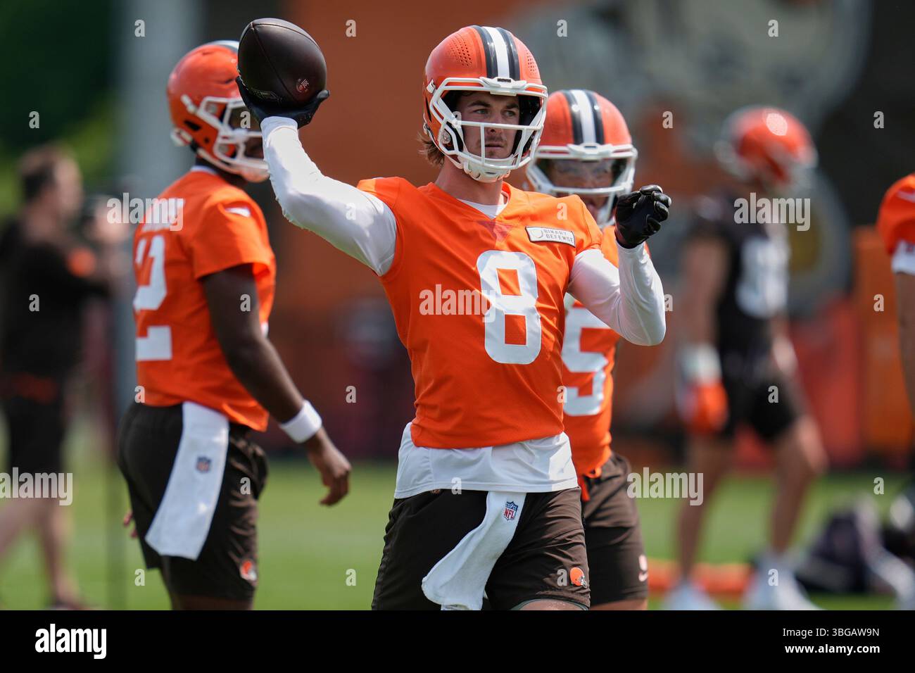 Cleveland Browns quarterback Kenny Pickett (8) throws during NFL ...
