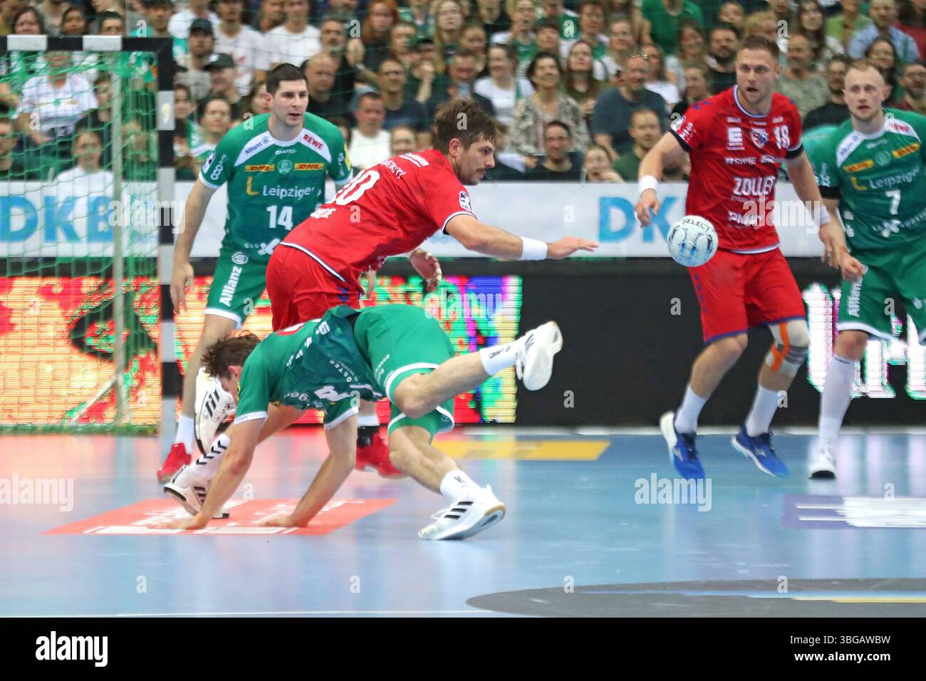 Leipzig, Deutschland. 04th June, 2025. Paco Barthe (20, BBM Bietigheim) setzt sich gegen Stephan ...