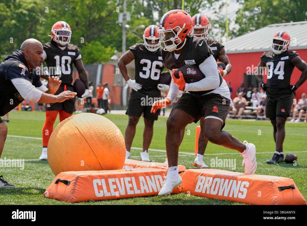 Cleveland Browns running back Dylan Sampson (22) participates in a ...