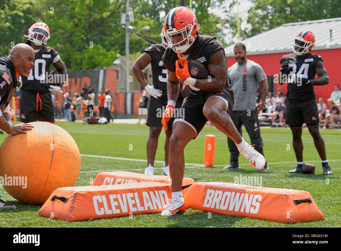 Cleveland Browns running back Ahmani Marshall (39) participates in a ...