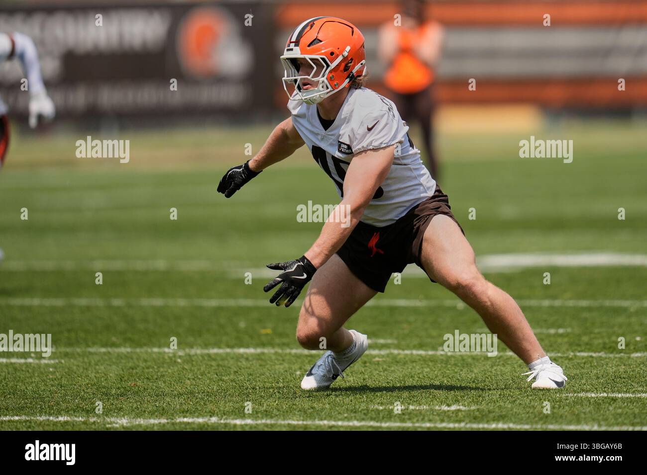 Cleveland Browns linebacker Carson Schwesinger participates in a drill ...