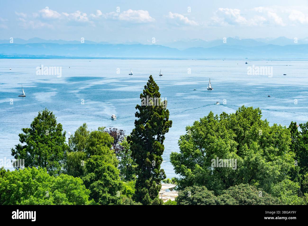 Beschreibung: Blick auf den mit Schiffen befahreren See an einem ...