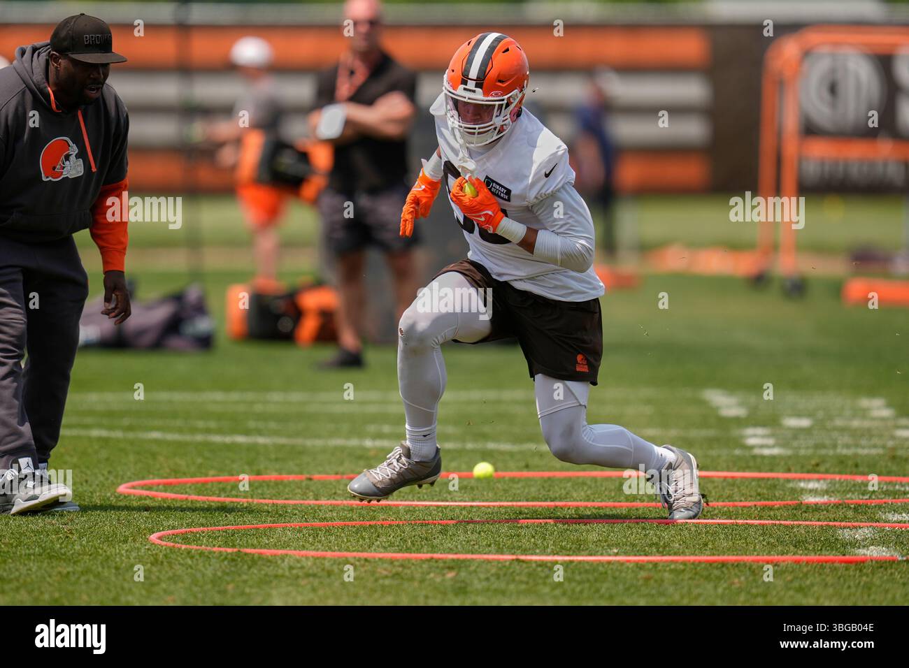 Cleveland Browns defensive end Joe Tryon-Shoyinka participates in a ...