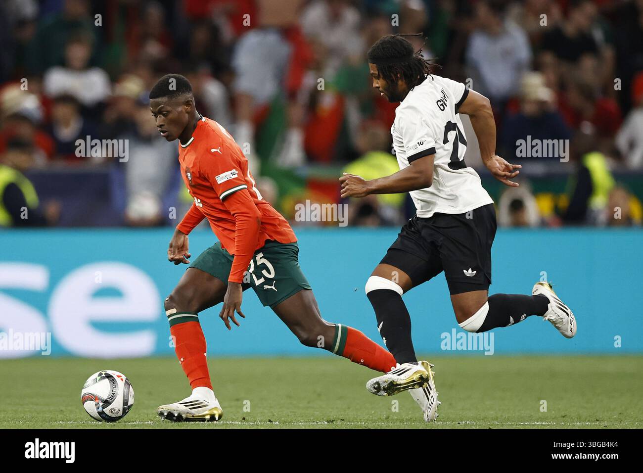 MUNCHEN - (l-r) Nuno Mendes of Portugal, Serge Gnabry of Germany during the UEFA Nations League ...