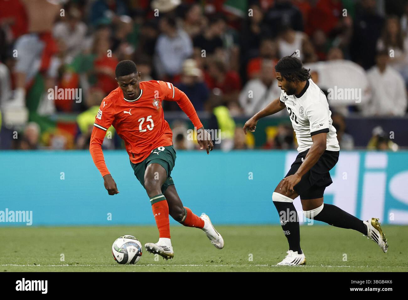 MUNCHEN - (l-r) Nuno Mendes of Portugal, Serge Gnabry of Germany during the UEFA Nations League ...