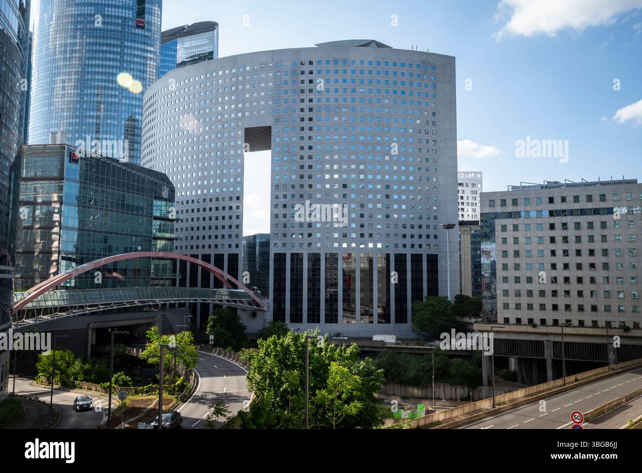 Bridge paris defense hi-res stock photography and images - Alamy