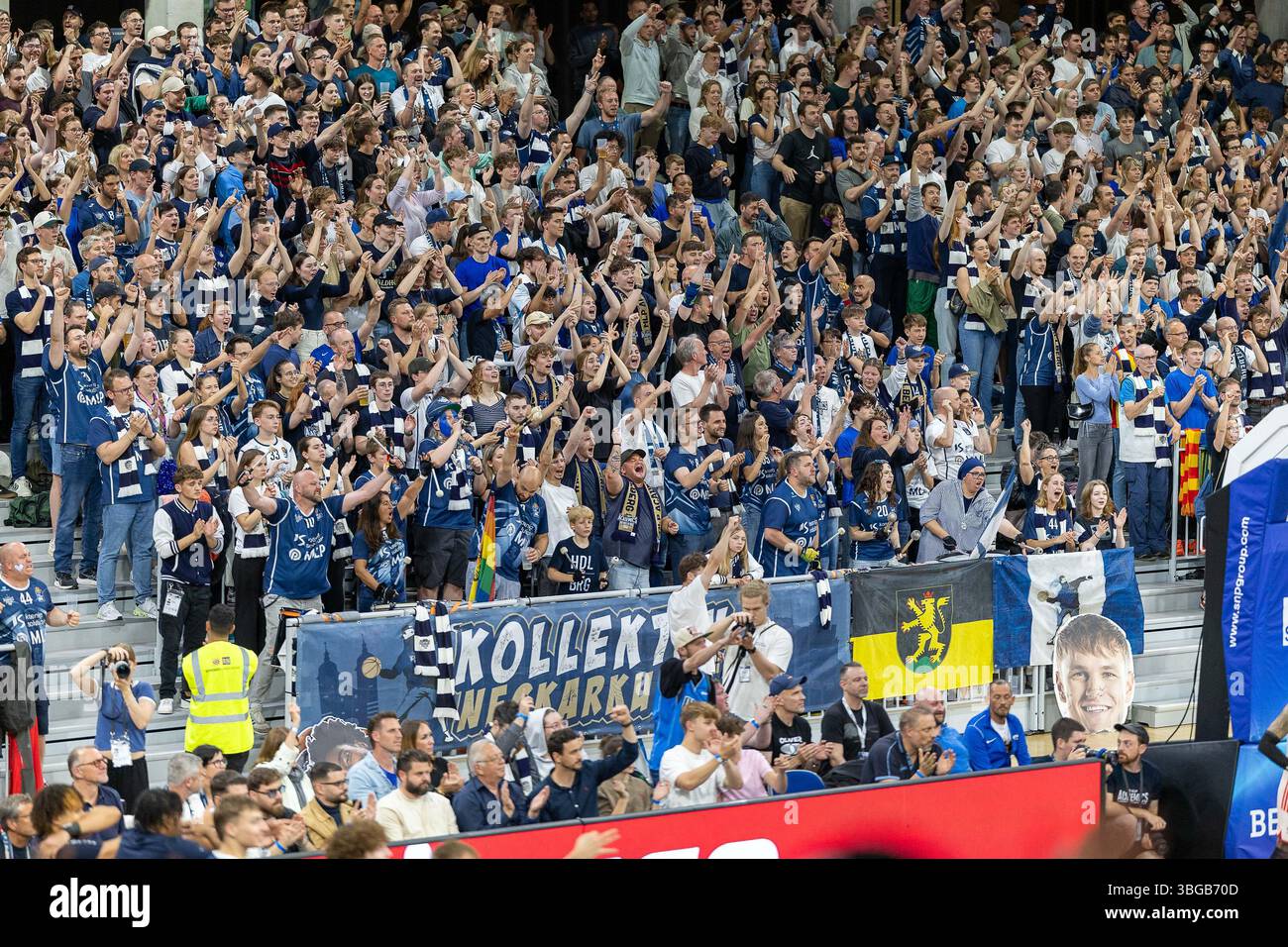 Fans, Kollektiv Neckarkurve, Jungs vom Neckar, alle in blau, Jubel ...