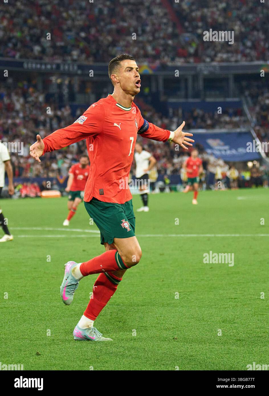 Cristiano RONALDO, Por 7 scores, shoots 1-2 goal, celebrates his goal ...