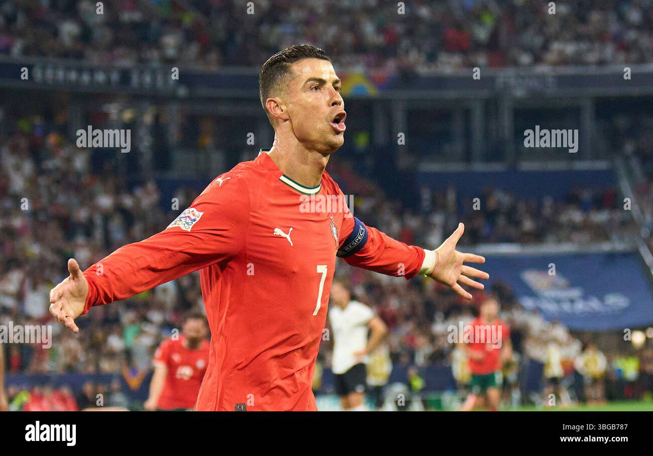 Cristiano RONALDO, Por 7 scores, shoots 1-2 goal , celebrates his goal ...