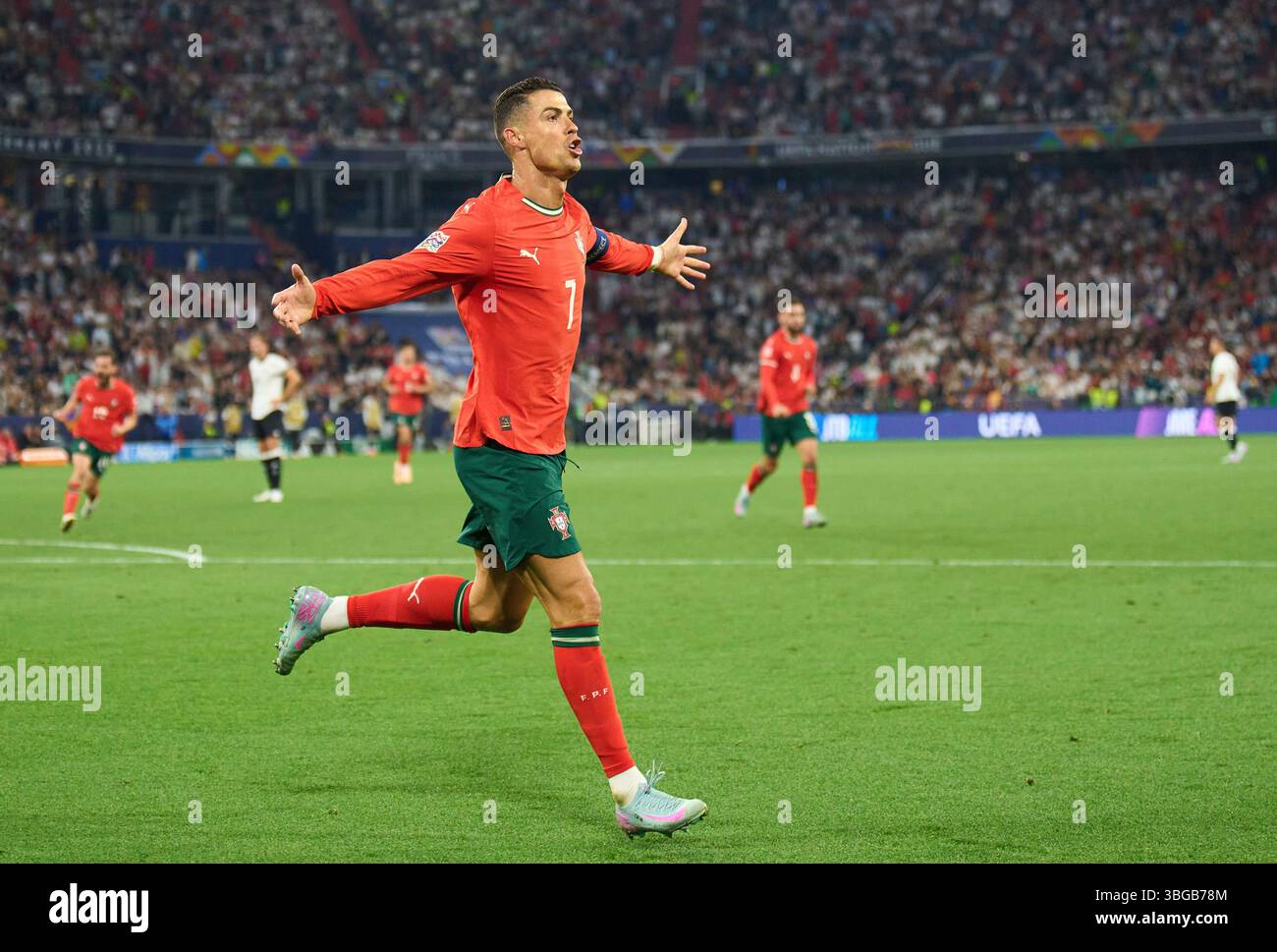 Cristiano RONALDO, Por 7 scores, shoots 1-2 goal , celebrates his goal ...