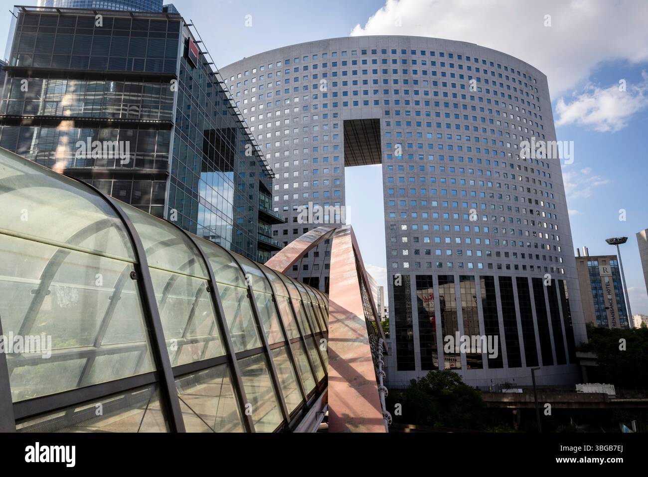 Bridge paris defense hi-res stock photography and images - Alamy