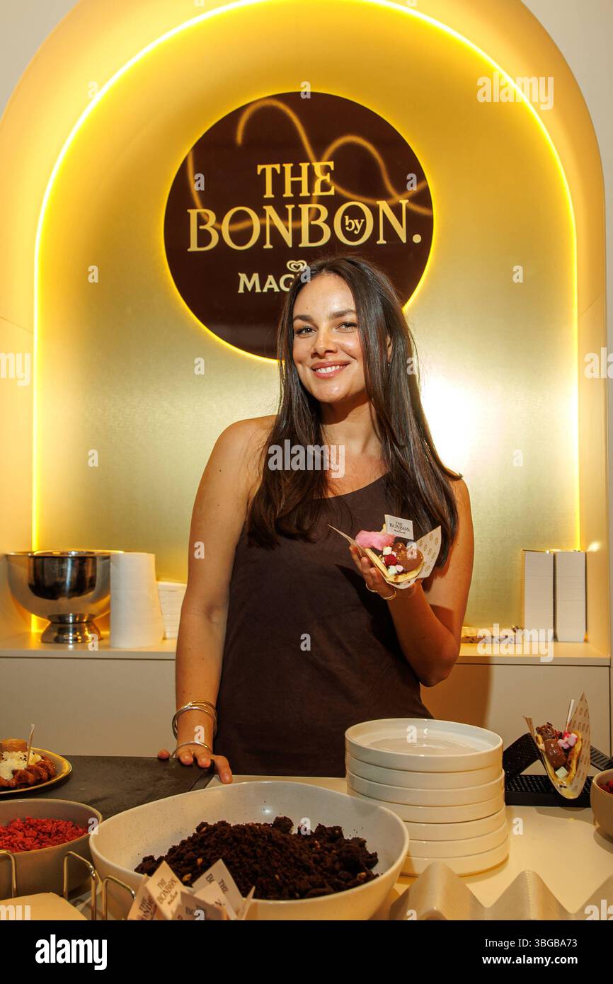 Opening - The Bonbon by Magnum Pop Up-Store Janina Uhse beim Opening ...