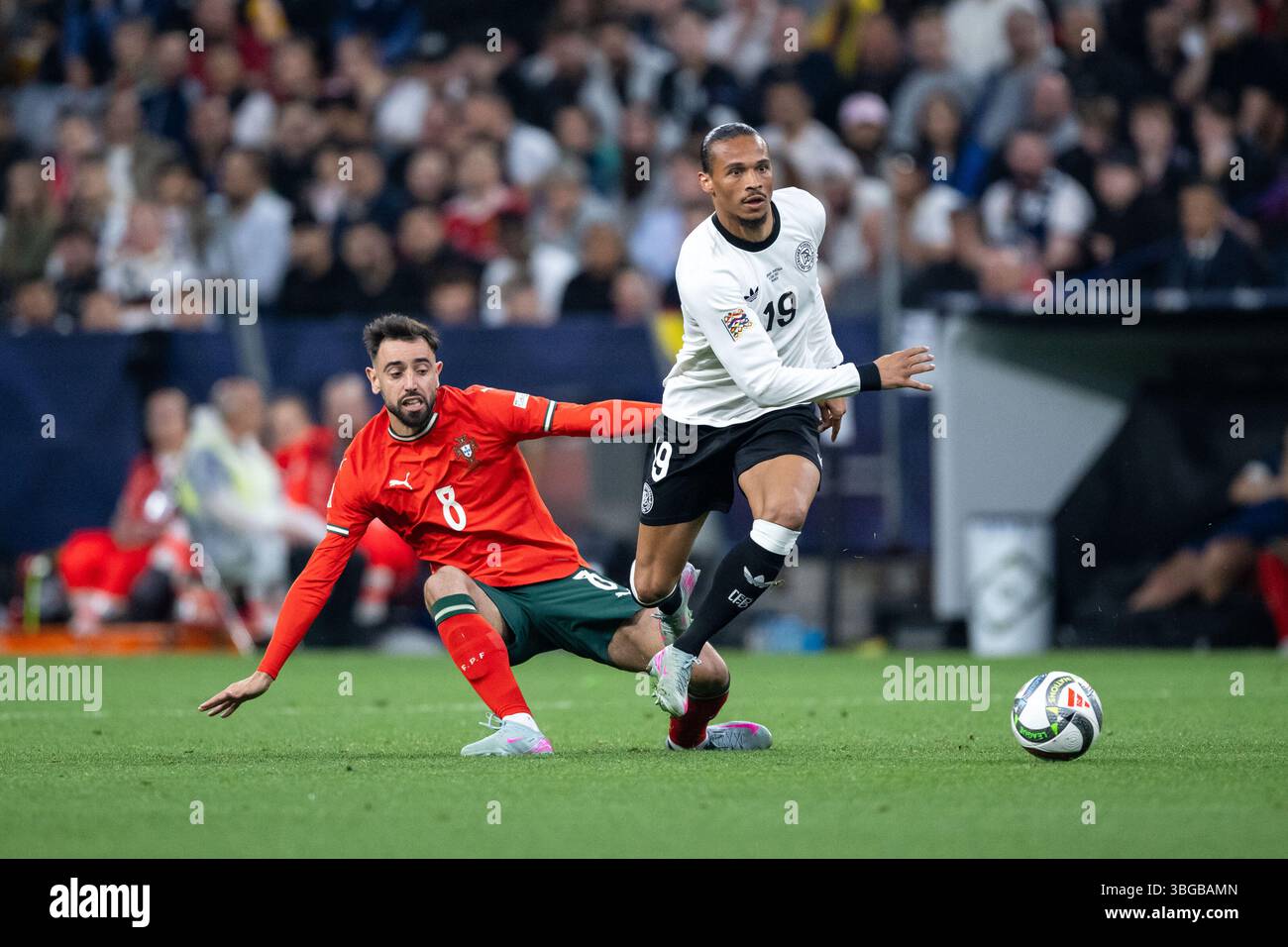 Leroy Sane (Deutschland, #19) im Zweikampf mit Bruno Fernandes ...