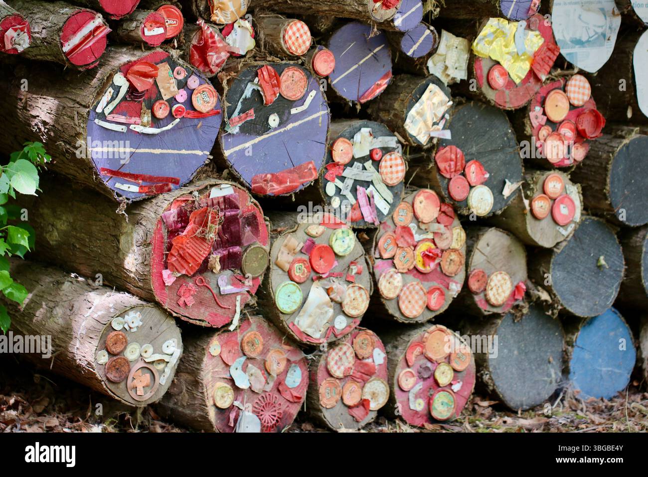 The artwork 'Ugwu' by the Ghanaian artist El Anatsui, in the gardens of ...