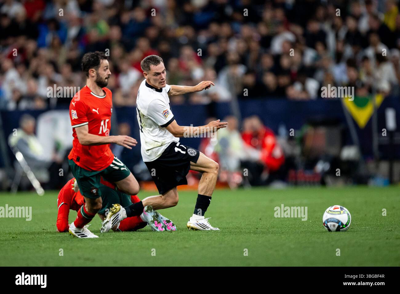 Florian Wirtz (Deutschland, #17) im Zweikampf mit Bernardo Silva ...