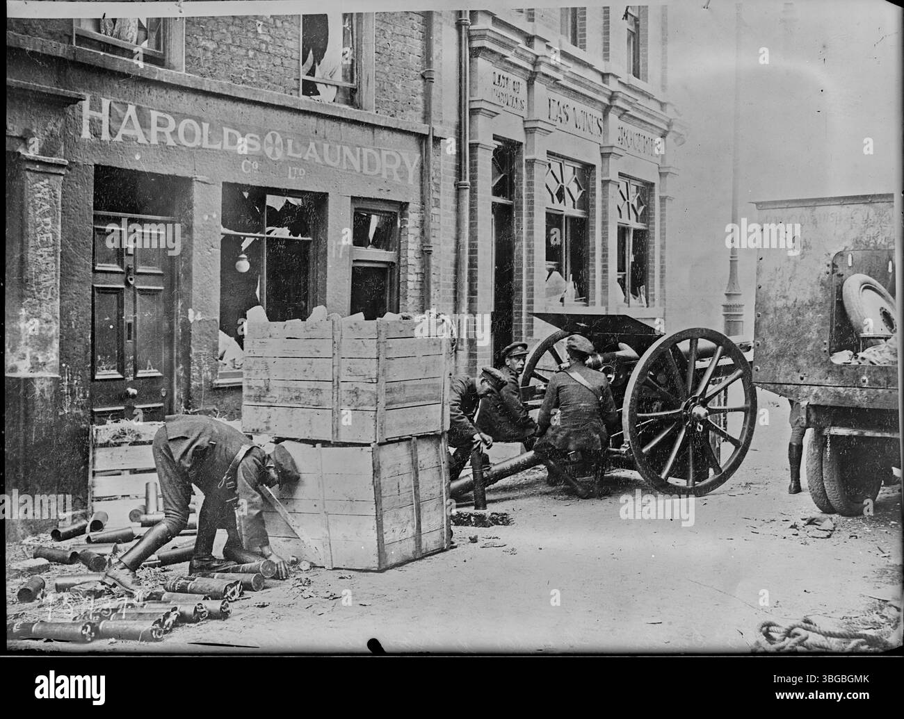 Civil War in Dublin, Free State troops firing on rebel fortified Four ...