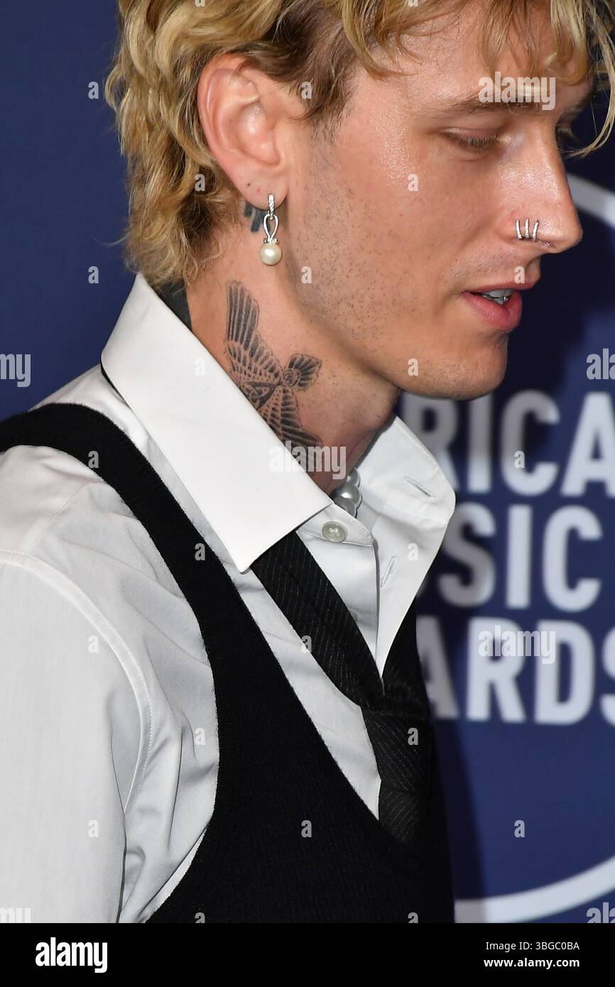 MGK attends the 2025 American Music Awards at Fontainebleau Stock Photo ...