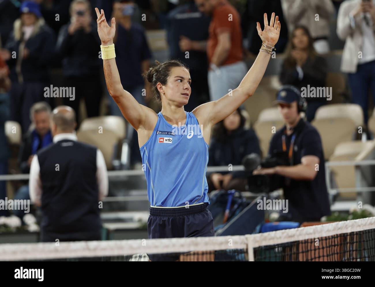 Lois Boisson of France celebrates her quarter-final victory against ...