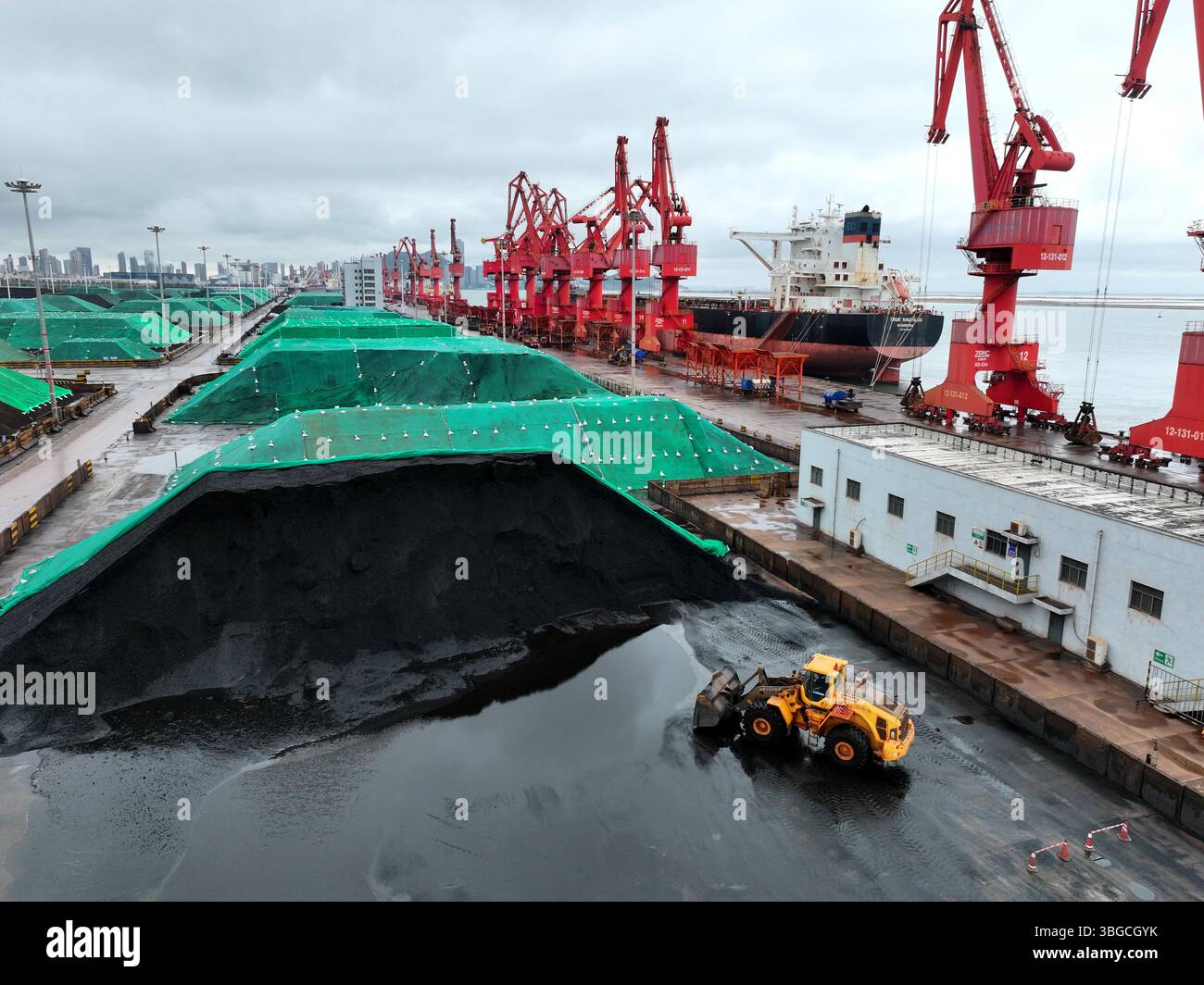 Aerial photo shows the ship unloading coals at Lianyungang Port in ...