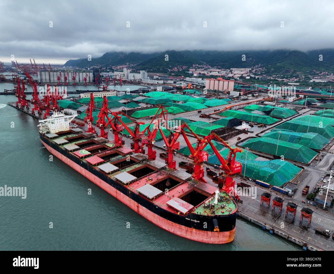 Aerial photo shows the ship unloading coals at Lianyungang Port in ...