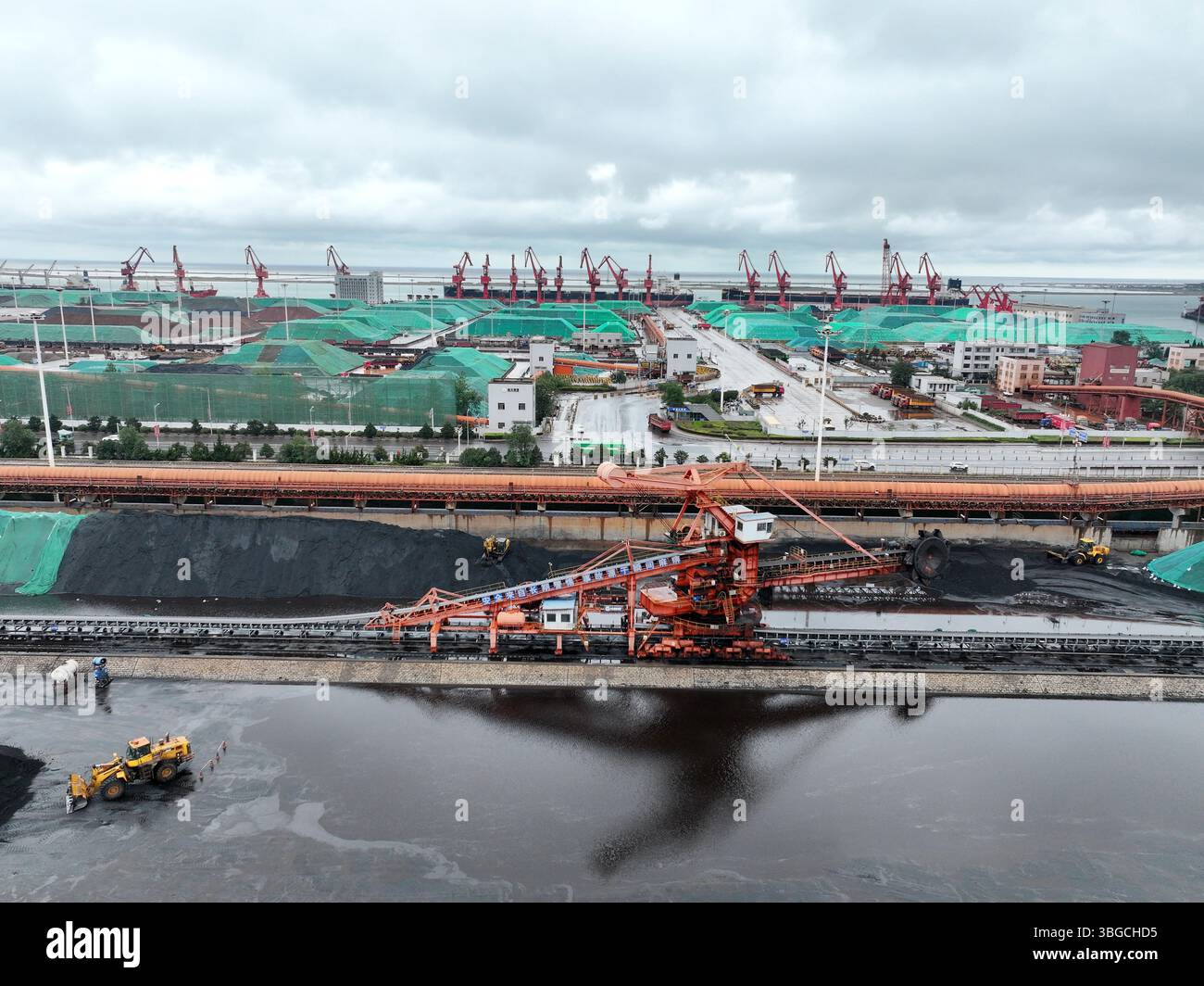 Aerial photo shows the ship unloading coals at Lianyungang Port in ...