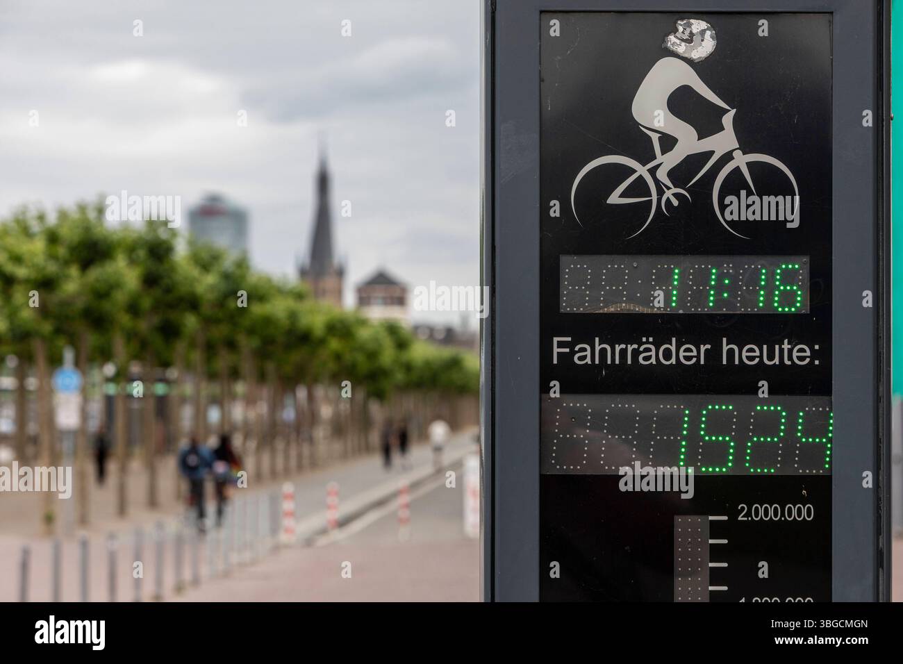 Fahrradzähler auf der Rheinuferpromenade - Düsseldorf, Nordrhein ...