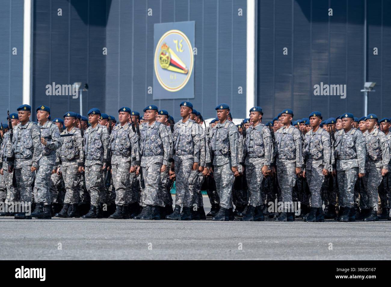 (250605) -- BANDAR SERI BEGAWAN, June 5, 2025 (Xinhua) -- Troops attend ...