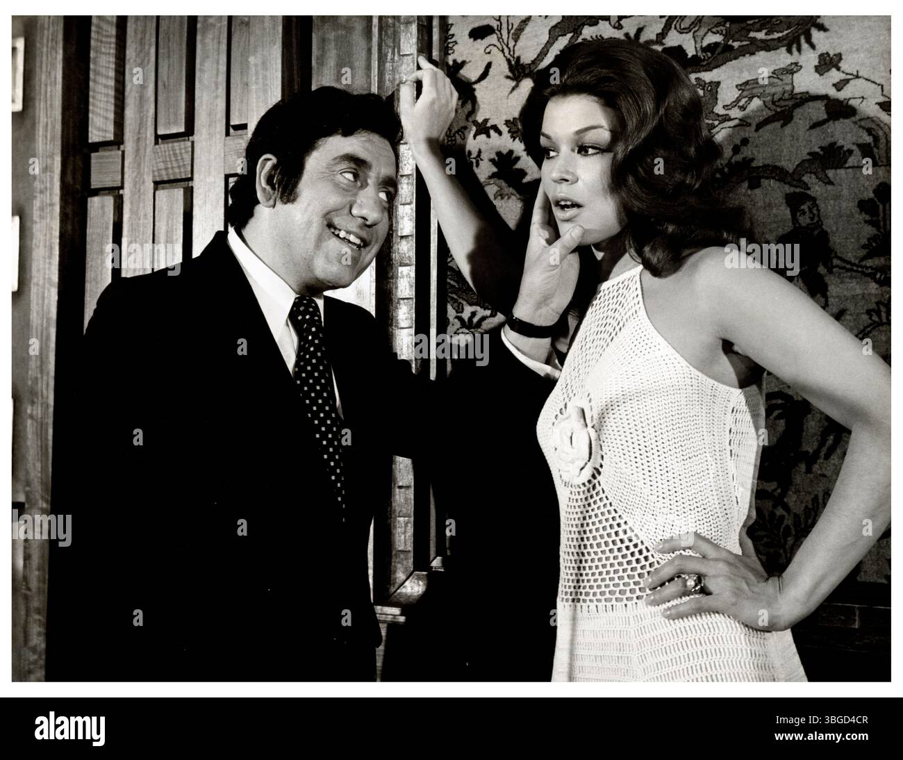 Casto Sendra Barrufet (1928-1991), cómico y actor español conocido como Cassen, y Mirta Miller ...