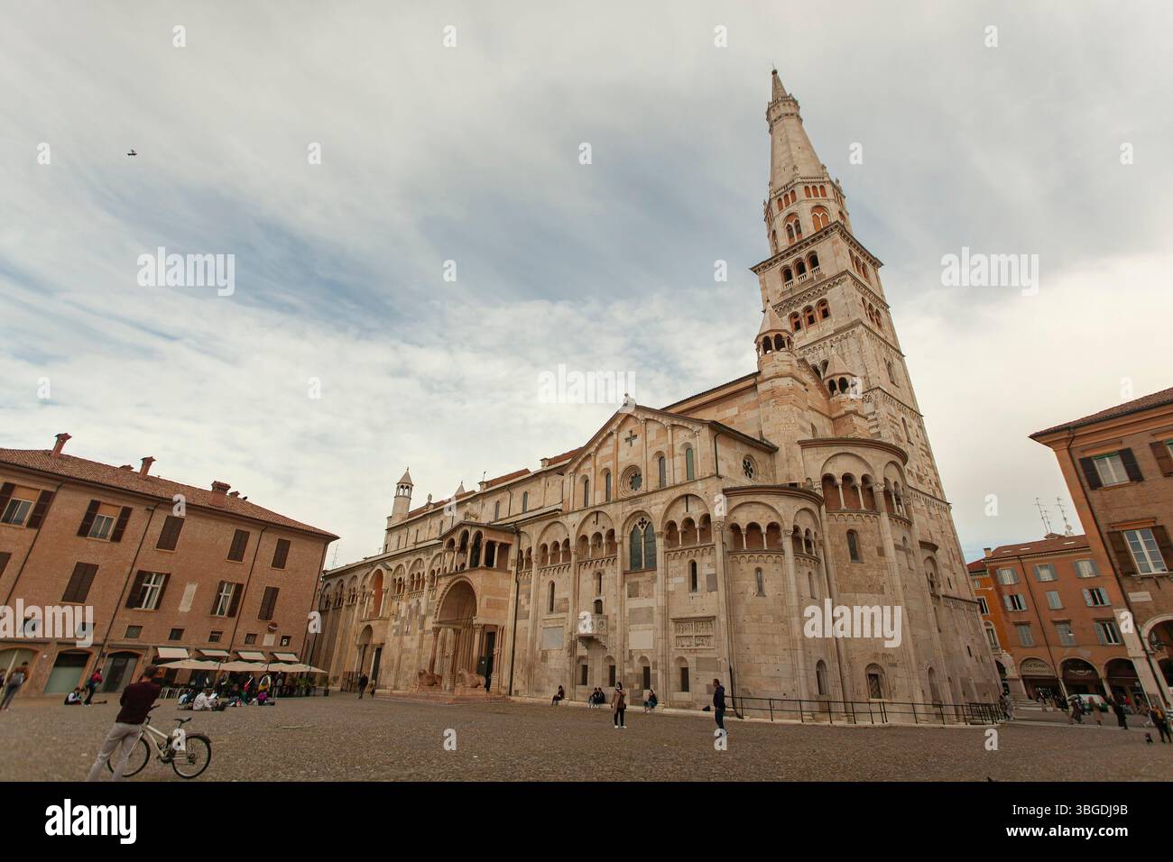 Modena, Italy 1 January 2025: Tourists visiting the piazza grande with ...