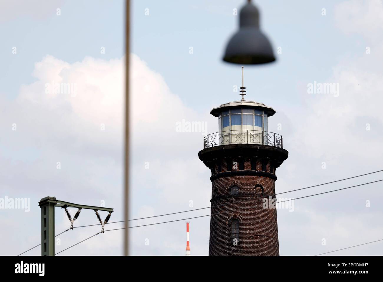 Der Helios-Leuchtturm in Köln Ehrenfeld ist ein weithin sichtbares ...