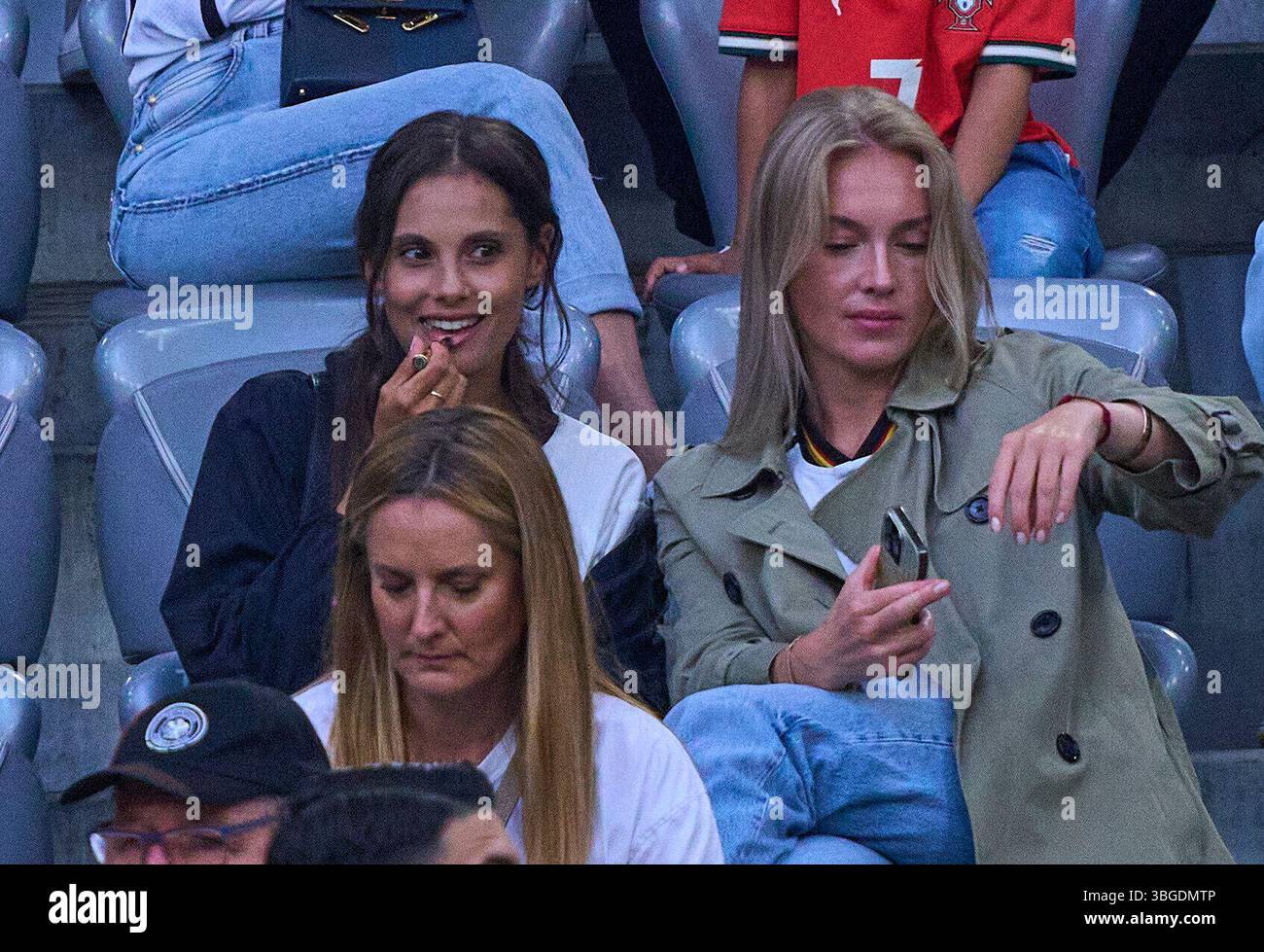 Leon Goretzka DFB 8 Freundin Mathea Fischer (L) in the UEFA Nations ...